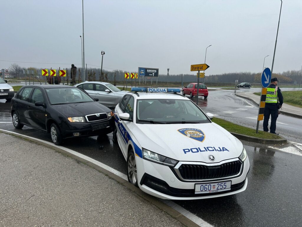 UPRAVO Sudar osobnog i policijskog vozila u kružnom toku UPRAVO Sudar osobnog i policijskog vozila u kružnom toku